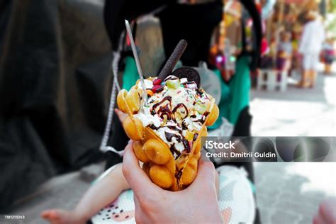 핸드는 홍콩 와플 디저트를 보유하고 있습니다 아이스크림 쿠키 시럽 과자를 곁들인 과자 유모차에 아기의 배경에 대해 가이단자이에 대한 스톡 사진 및 기타 이미지 Istock