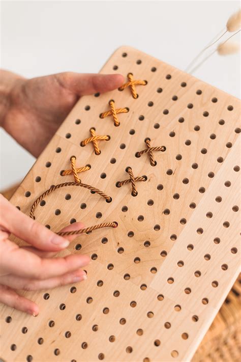 Lacing Board Woodinout © Montessori Toys