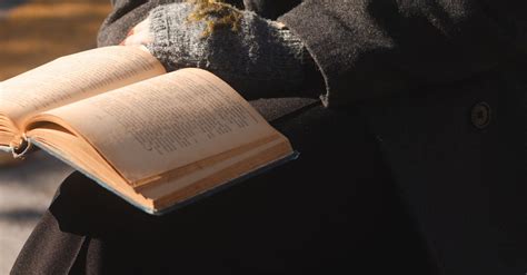 가을 개인 공간 계절 고요한 그늘 단풍 대조 독서하는 따뜻한 옷 떨어지다 러스틱 명상 적 문학 셀렉티브 포커스 손 수직 쐈어 시원한 쌀쌀한