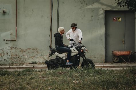 ნანიკო ვინ იცის რა გოგო იყო ♡ წლებია ვხდები და სულ ყვავილები უჭირვს ხელში შეძლებისდაგავარად