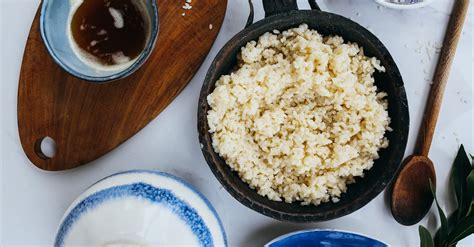 가정 요리 간단한 식사 간단한 요리 깨끗한 구성 끓이다 나무 숟가락 도자기 그릇 러스틱 레시피 목조 판자 미니멀리스트 미식가 밥 밥 준비 버터