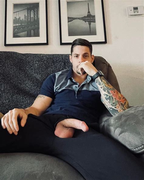 Lurid Digs Turning A Critical Eye Onto Your Naked Selfies Daily Squirt