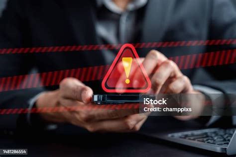 알림 오류 및 유지 관리 개념에 대한 시스템 경고 주의 표시 컴퓨터 네트워크에 대한 사이버 공격 사이버 보안 취약성 데이터 침해 불법 연결 손상된 정보 가상현실에 대한 스톡