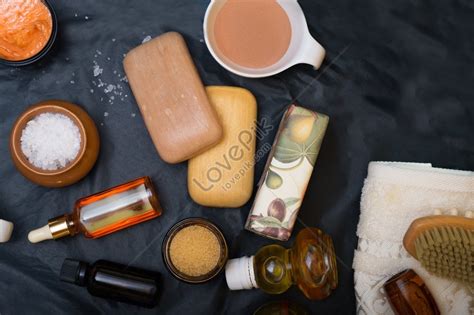 검은 배경에 액세서리가 있는 럭셔리 스파 제품 세트의 클로즈업 사진 사진 무료 다운로드 Lovepik