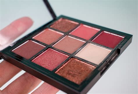 흰색 배경 메이크업 뷰티 화장품 도구 제품 및 얼굴 화장품 아이 섀도우 스틱 하이라이터 팔레트에 고립 되어 있습니다 블러쉬 미네랄 파우더 아이섀도에 대한 스톡 사진 및 기타