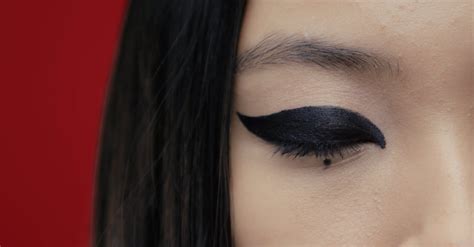 실내 검은색 긴 머리 눈 화장 눈썹 메이크업 모델 몰 미용술 배경을 흐리게 빨간 빨간색 배경 사진 촬영 상세한 성인 손질 숙녀 스타일