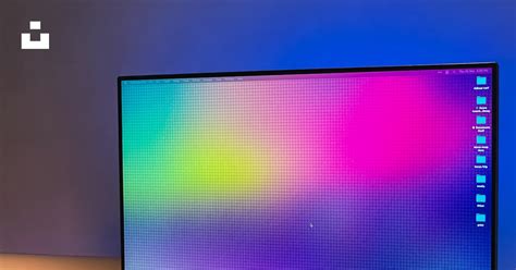 키보드 옆 책상 위에 앉아 있는 컴퓨터 모니터 사진 Unsplash의 무료 전시 이미지