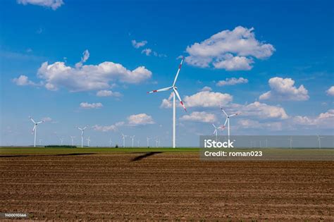 여러 풍차 풍력 발전기 터빈 운동 에너지를 변환하여 재생 가능한 청정 에너지 생산에 대한보기 개발에 대한 스톡 사진 및 기타 이미지 Istock