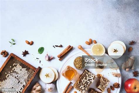 건강한 뜨거운 음료를위한 성분 회색 콘크리트 배경에 레몬 생강 민트 꿀 사과와 향신료 공간을 복사합니다 맨 위 보기 대체 의학 개념 깨끗한 먹기 해독 개념에 대한 스톡 사진