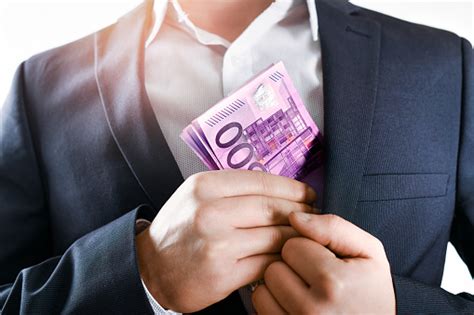 사업가는 돈을 보유하고있는 수익성있는 투자를 가지고 주머니에 넣습니다 유로 통화 세부 사항 지폐 뇌물과 부패 개념 개념에 대한