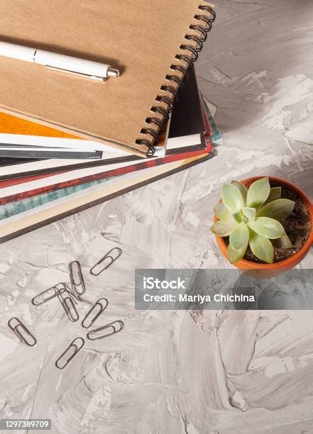 다채로운 책의 스택 책 더미에 오픈 북 교육의 개념 국제 도서의 날 성공 책 테이블에 하드 백 다채로운 책 교육 비즈니스 개념 0명에 대한 스톡 사진 및 기타 이미지