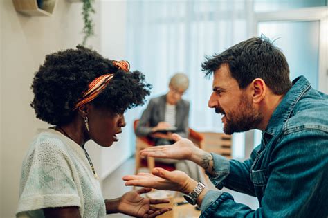 심리학자 사무실에서 치료 세션에 있는 다양한 커플 20 24세에 대한 스톡 사진 및 기타 이미지 20 24세 30 34세 55 59세 Istock