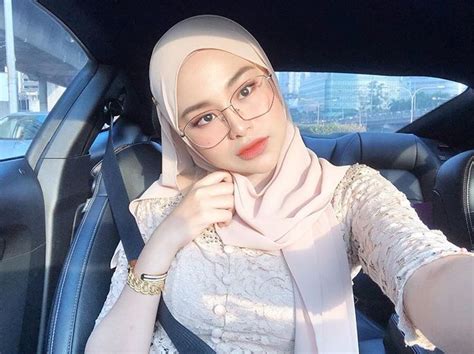 Awek Melayu Dalam Kereta