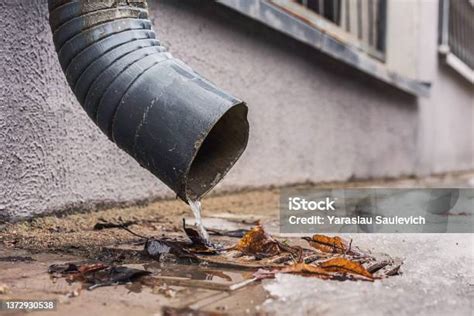 배수관에서 건조한 단풍으로 금속 화격자로 흐르는 폐수 눈 냉동상태의 물에 대한 스톡 사진 및 기타 이미지 눈 냉동상태의 물 도랑 인도 강철 Istock
