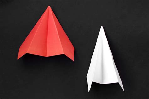 검은 색 배경에 빨간 종이와 흰색 비행기 리더십 팀워크 및 용기의 개념 개념에 대한 스톡 사진 및 기타 이미지 개념 개성 개념 개체 그룹 Istock