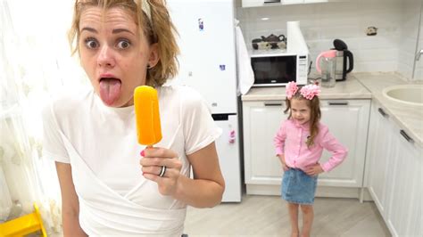 Папа и мама делают Еве мороженное Youtube