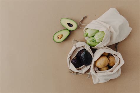 골판지 배경에 야채와 과일을위한 재사용 가능한 저장 가방 감자 양상추 아보카도 호박이 있는 수납 가방 저장 가방에 건강한 음식 0에 대한 스톡 사진 및 기타 이미지 Istock