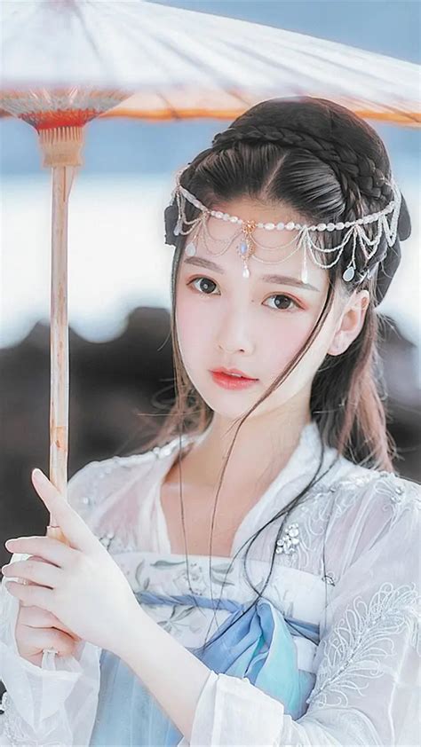 春山暖日和风， 阑干楼阁帘栊， 杨柳秋千院中。 啼莺舞燕， 小桥流水飞红。 图片美女图片素材 花瓣网