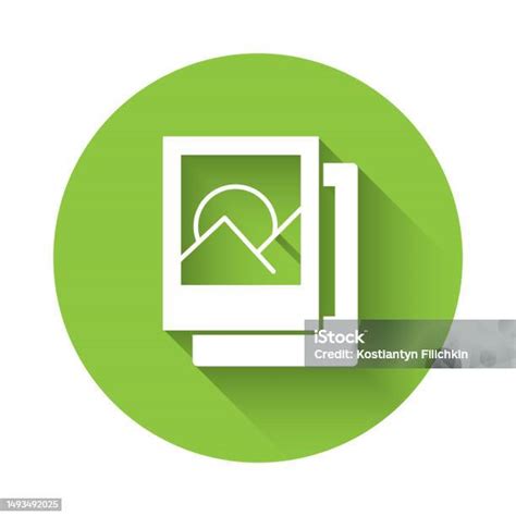 긴 그림자로 격리된 화이트 포토 프레임 아이콘입니다 빈티지 빈 사진 프레임 녹색 원 버튼입니다 벡터 고풍스런에 대한 스톡 벡터