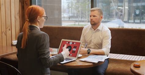 ~을 사용하여 2 경력 계획하는 공동 작업 관리자 금융 기술 기업 기업가 기업인 남성 남자 노트북 대화 동료 말하는 브레인스토밍 비즈니스