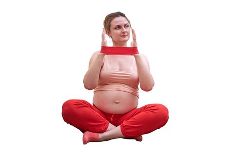 흰색 배경에 격리 된 탄성 밴드로 임신 중에 스포츠를합니다 임산부는 가정 부엌에서 피트니스 운동을 한다 30 39세에 대한 스톡 사진 및 기타 이미지 Istock