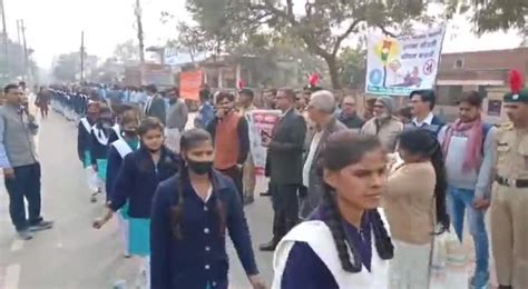 फतेहाबाद नेताजी सुभाष चंद्र बोस की जयंती पर फतेहाबाद में स्कूली बच्चों ने बनाई मानव श्रृंखला