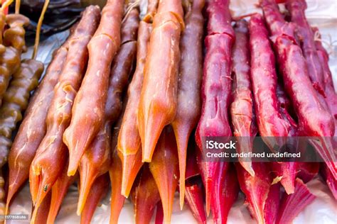 처치켈라 조지아 트빌리시 또는 바투미의 현지 식품 시장에서 판매되는 디저트 헤이즐넛 호두 포도 주스 꿀 와 전통적인 그루지야어 수제 과자 건강한 생활방식에 대한 스톡 사진