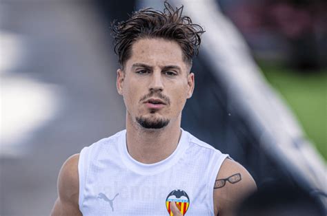 Sergi Canós Tiene Difícil Seguir En Valencia Cf Su Agente Se Reúne Con El Club
