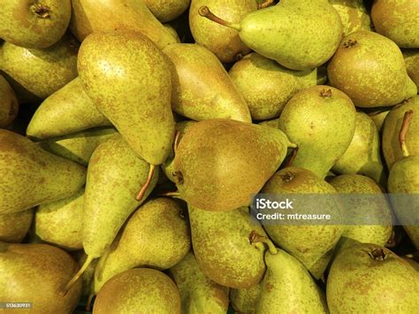 더미 의 잘 익은 유기 컨퍼런스 Pears 있는 슈퍼마켓 나무상자 Pyruscommunis 0명에 대한 스톡 사진 및 기타 이미지 Istock