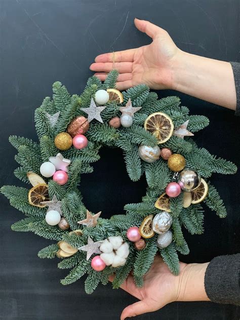 Венок из нобилиса | Рождественские проекты, Рождественские изделия ...