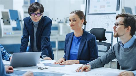 현대 공장 사무실 회의실 엔지니어 관리자 기업인 및 투자자의 다양한 팀에 젊은 여성 전문가 보고서 청사진 분석 컨퍼런스 테이블에 앉아 건설 산업에 대한 스톡 사진 및 기타