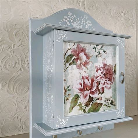 Деревянная настенная ключница голубая с дверцей Розовые цветы в интернет магазине на Ярмарке