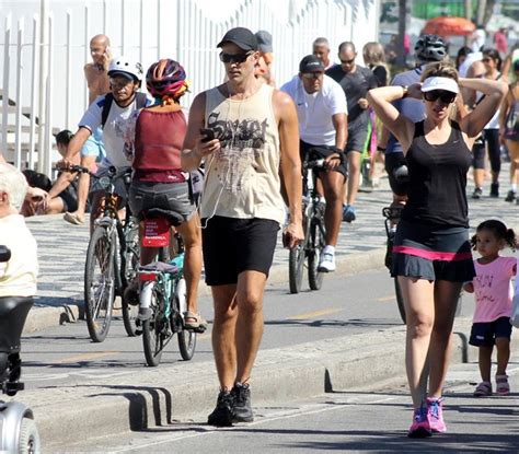 Reynaldo Gianecchini Caminha Por Orla Movimentada Do Leblon Quem Quem News
