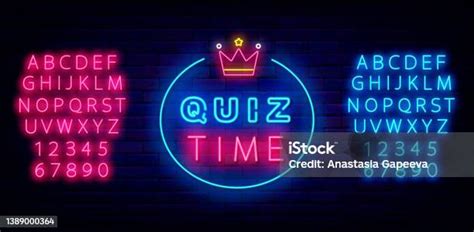 퀴즈 시간 네온 사인 파란색과 분홍색 알파벳 크라운으로 게임 개념을 재생합니다 파란색 원 프레임입니다 벡터 일러스트레이션 왕관에