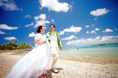 シニアもハワイで結婚記念日やウェディングのビーチ撮影が人気