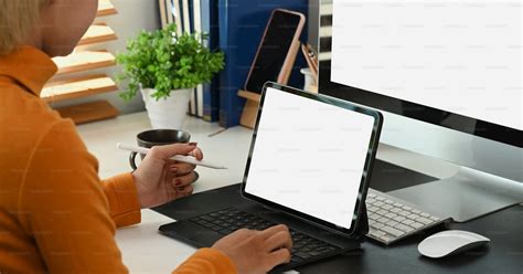 스타일러스 펜을 들고 창의적인 직장에서 컴퓨터 태블릿으로 작업하는 여성 디자이너 사진 Unsplash의 테이블 이미지