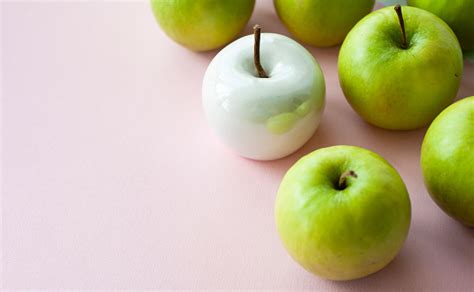 많은 밝은 녹색 사과와 하나의 흰색 세라믹이 분홍색 균일 한 배경에 놓여 있습니다 개념 사진 가을에 대한 스톡 사진 및 기타 이미지 Istock