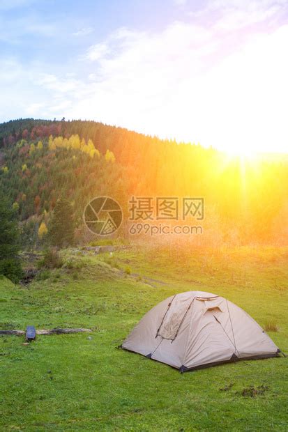 户外休闲帐篷矗立在空地上高清图片下载 正版图片504905730 摄图网