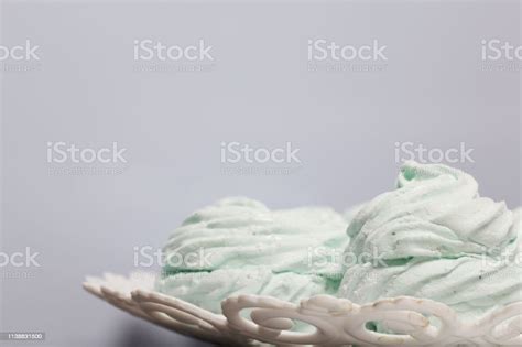 수 제 마쉬 멜로 접시에 누워 녹색 색조가 있는 민트로 마 시 멜로 흰색 바탕에 0명에 대한 스톡 사진 및 기타 이미지 0명 건강한 식생활 과일 Istock
