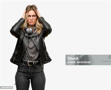 헤드폰 귀 성가신 시끄러운 소음을 무시 하 고 다루는 젊은 학생 여자 귀 청각 소리를 피하기 위해 연결 합니다 시끄러운 음악