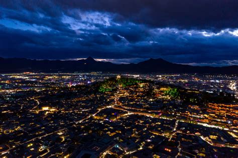 云南丽江古城夜景灯光航拍摄影图 包图企业站