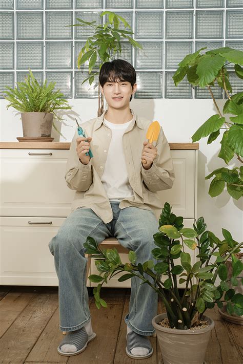 유토이미지 식물 키우는 취미를 가진 20대 남성