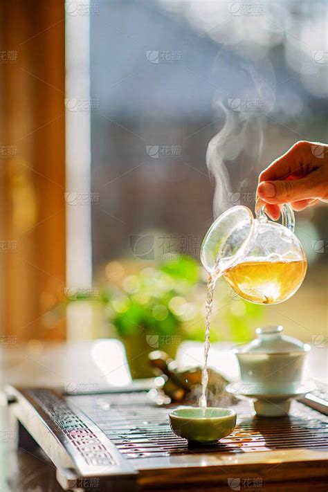 茶的酿制过程 茶道 一杯新鲜的绿茶 温暖柔和的光 软焦点