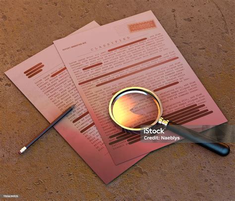 극비 문서 분류 해제 기밀 정보 비밀 텍스트 비공개 정보 분류 된 정보가 있는 용지 시트 돋보기와 연필 Central Intelligence Agency에 대한 스톡 사진