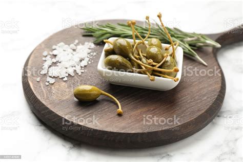 하얀 대리석 테이블에 맛있는 절인 케이퍼 소금 및 로즈마리 나뭇 가지 0명에 대한 스톡 사진 및 기타 이미지 0명 건강한 생활방식 건강한 식생활 Istock