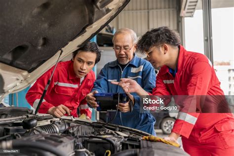 고위 전문 정비사는 자동차 오류 코드를 해석하기 위해 Obd2 자동차 진단 장치 스캐너를 사용합니다 기계공에 대한 스톡 사진 및 기타 이미지 Istock