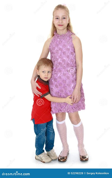 Sorella Adulta Che Abbraccia Fratello Piccolo Fotografia Stock