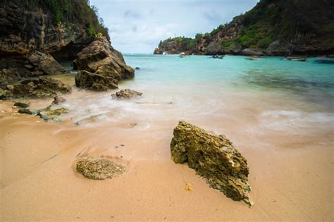 화창한 날에는 하얀 모래와 절벽 푸른 하늘이 있는 열대 낙원 해변의 장노출 사진 여름 열대 풍경 탁 트인 전망 여행 관광 와이드 파노라마 배경 개념입니다 0명에 대한 스톡