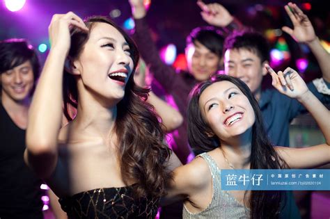 时尚年轻人在酒吧跳舞 蓝牛仔影像 中国原创广告影像素材