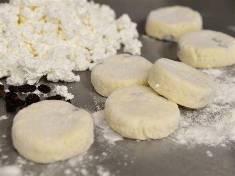 Додайте в тісто тільки це і сирники ніколи не розповзуться на сковороді 10 кулінарних секретів